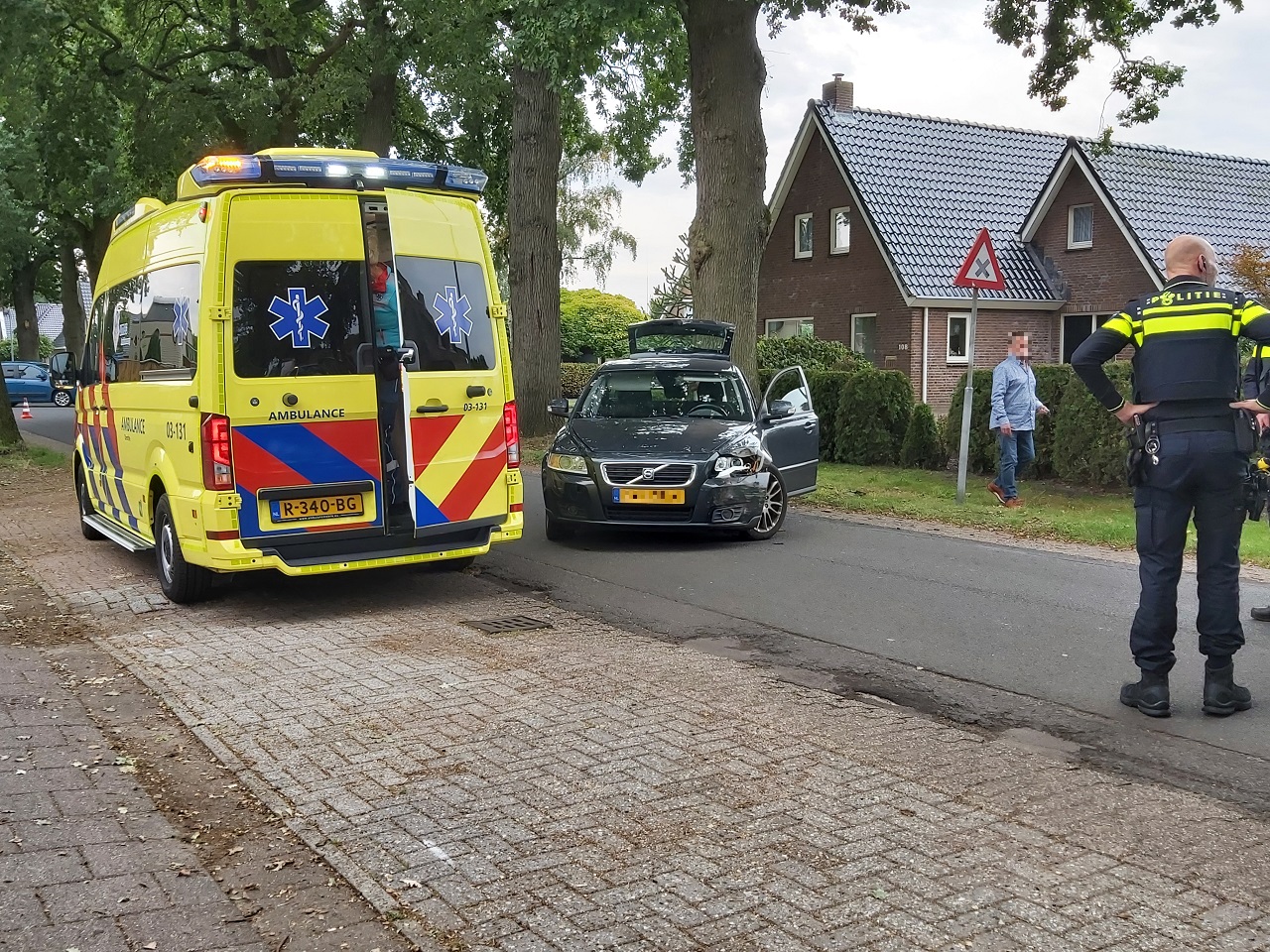 ZO!34 - Automobilist gewond bij botsing tegen boom in Veenoord ZO!34 - Automobilist gewond bij botsing tegen boom in Veenoord